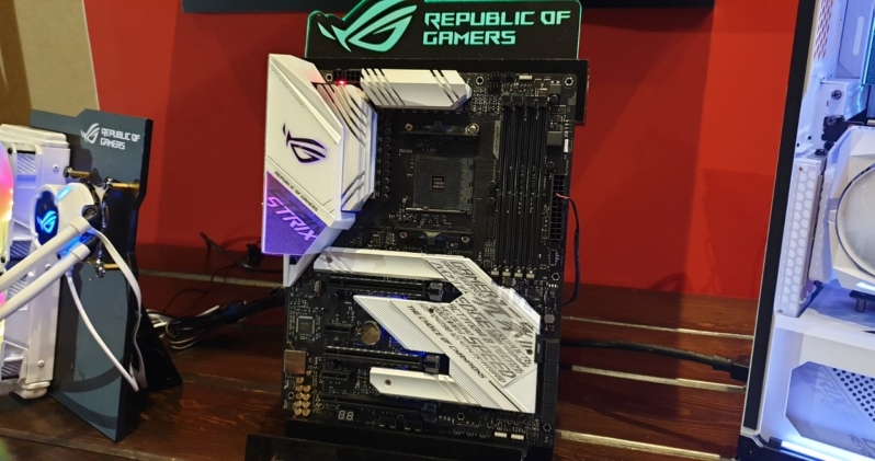ASUS reveals a lineup of All-White ROG Products at CES 2020 - OC3D